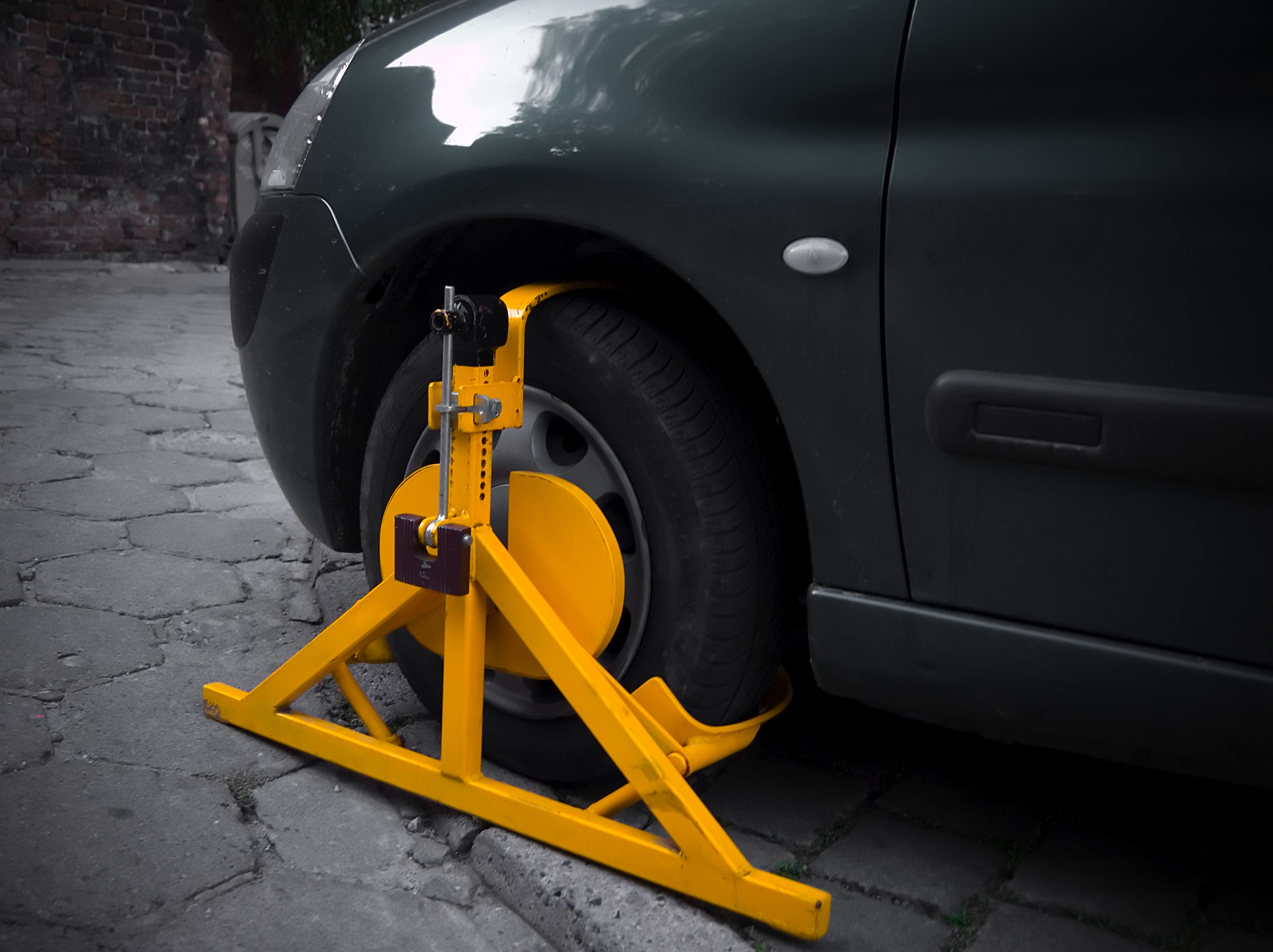 Blokada na koło – kiedy nam grozi? Jakie są kary? - Ubezpieczamy Auto